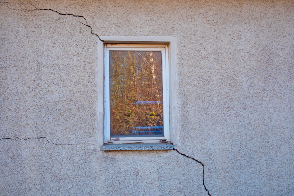 Voici comment réparer efficacement les fissures sur les murs extérieurs ...